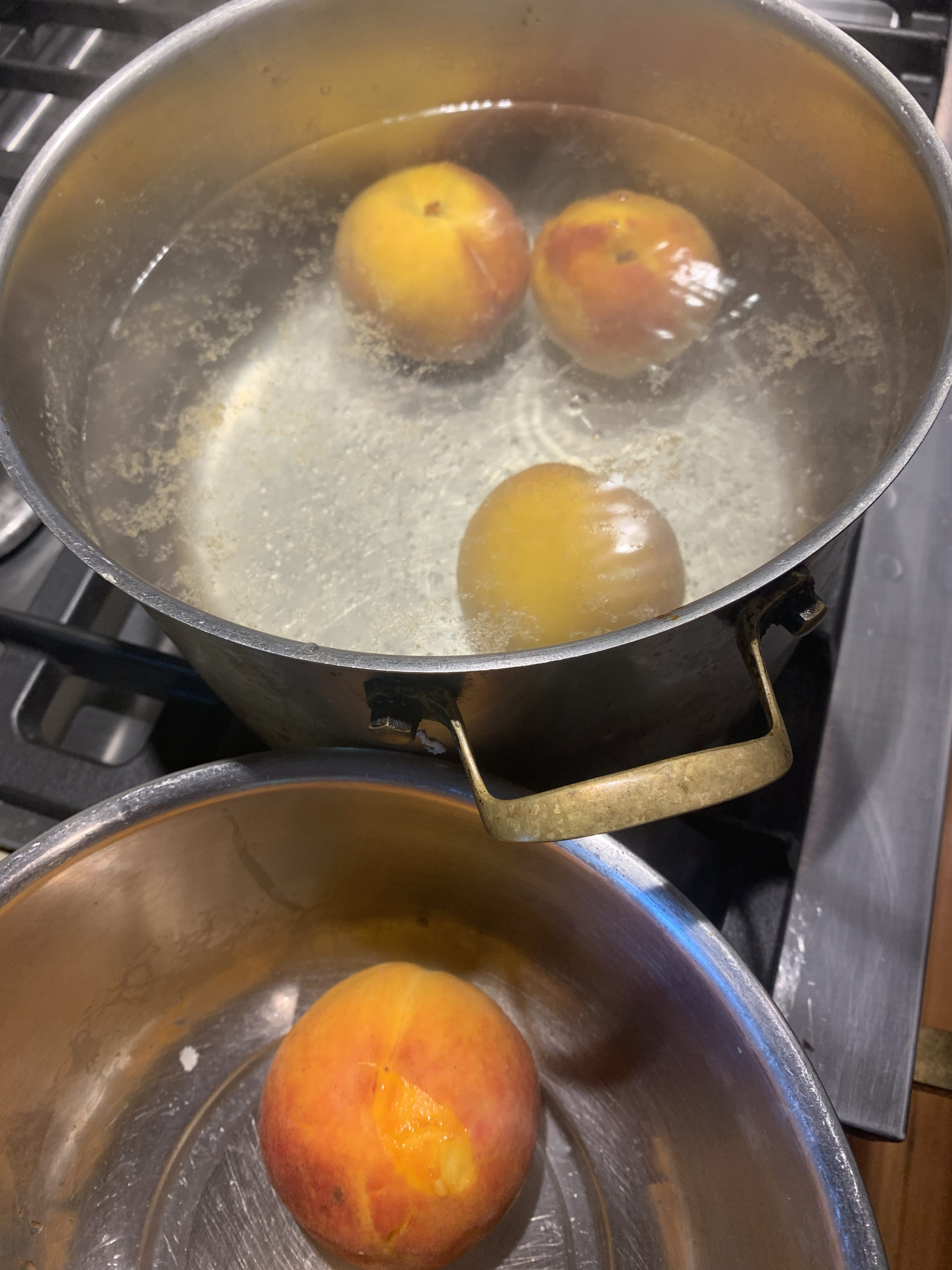 A Showdown of Peaches - Sujata Massey